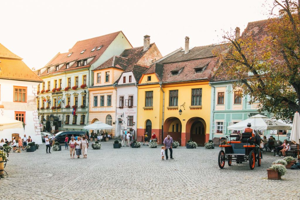Calatoreste cu o masina inchiriata prin doua orase medievale romanesti ...